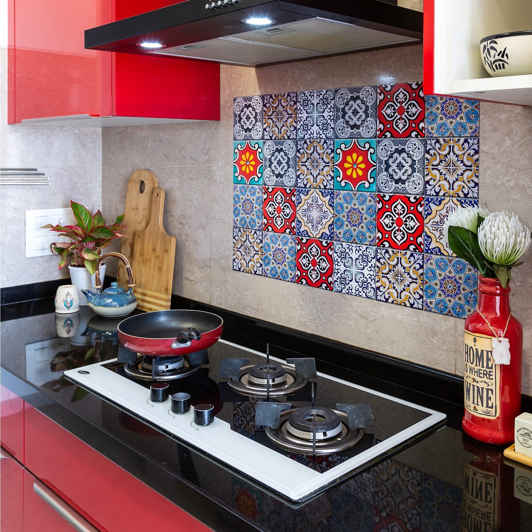 Contrasting Kitchen Tile Design With A Traditional Layout | Livspace