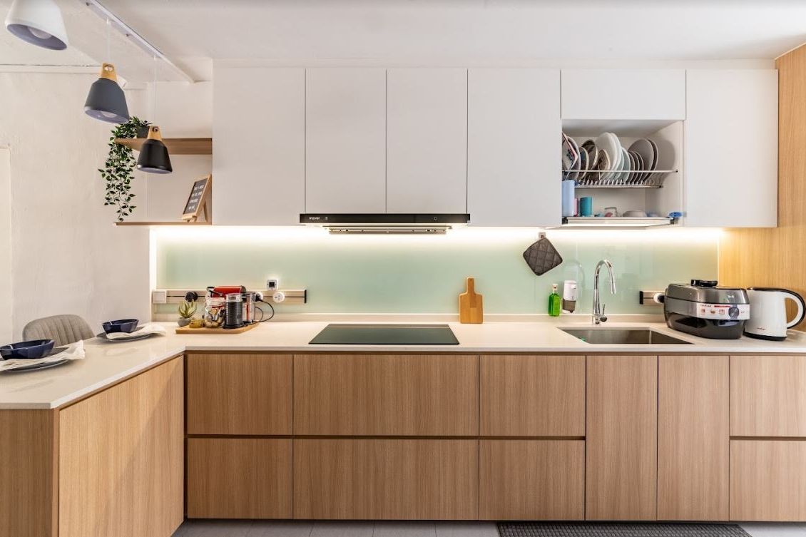 Spacious Scandinavian Kitchen Cabinet Design With Wooden Grain ...