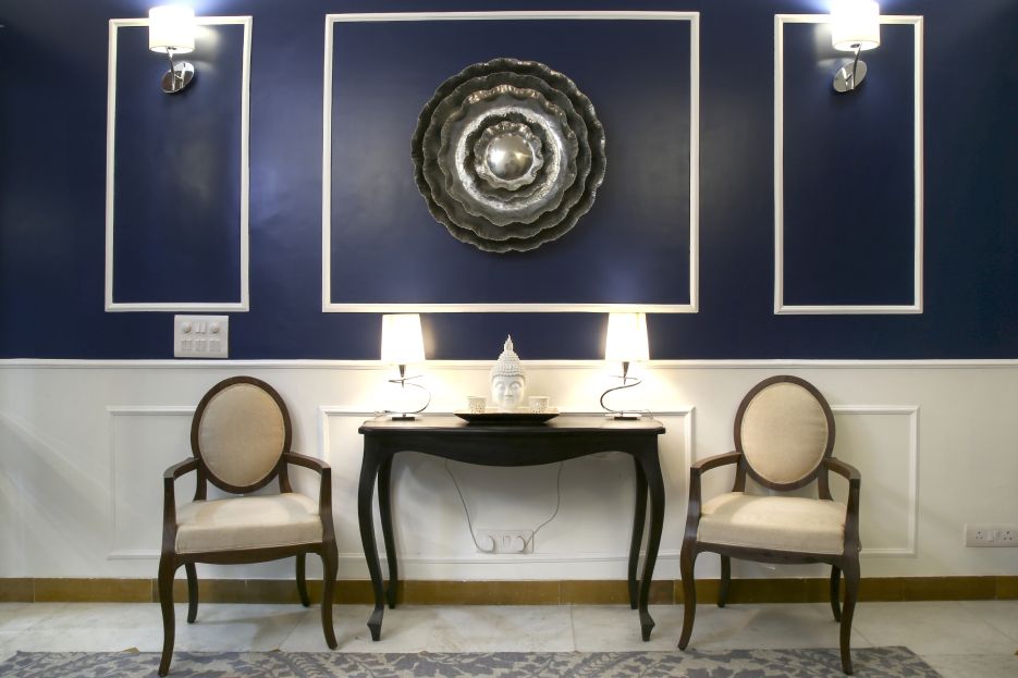 Spacious Foyer Design With Wall Decor And Lamps | Livspace