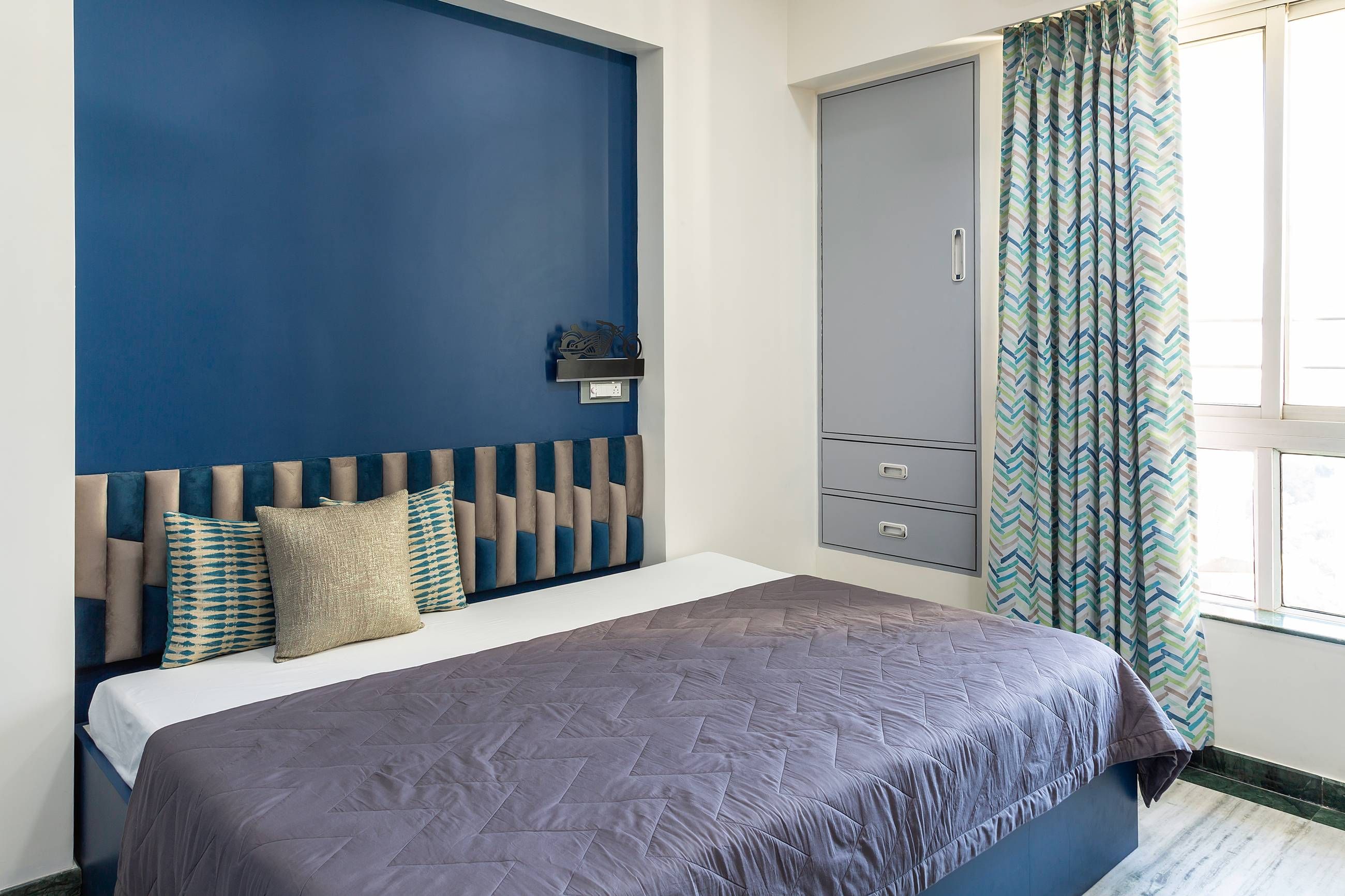 Spacious Guest Bedroom Design With Blue Accent Wall | Livspace