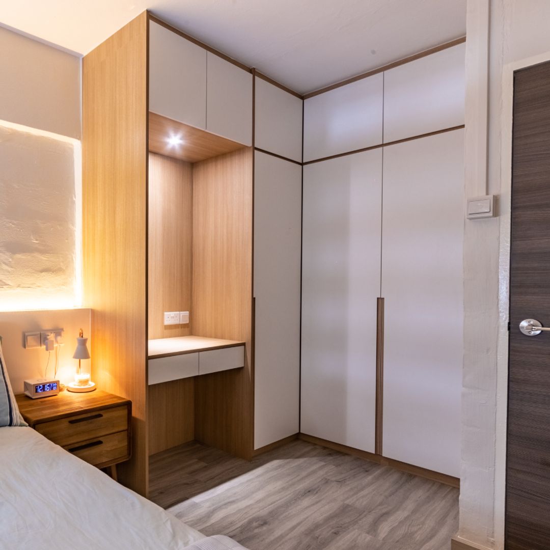 Compact 3-Door Wardrobe Design For Bedrooms | Livspace