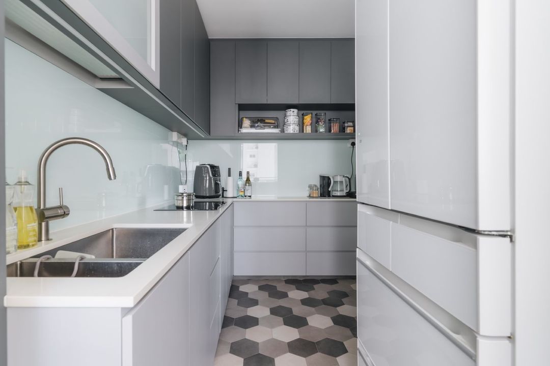 Grey L-Shaped Modern Kitchen Design With Light Blue Glossy Backsplash ...