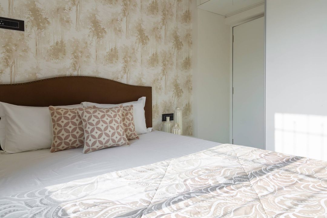 Spacious Guest Bedroom Design With Wallpaper | Livspace
