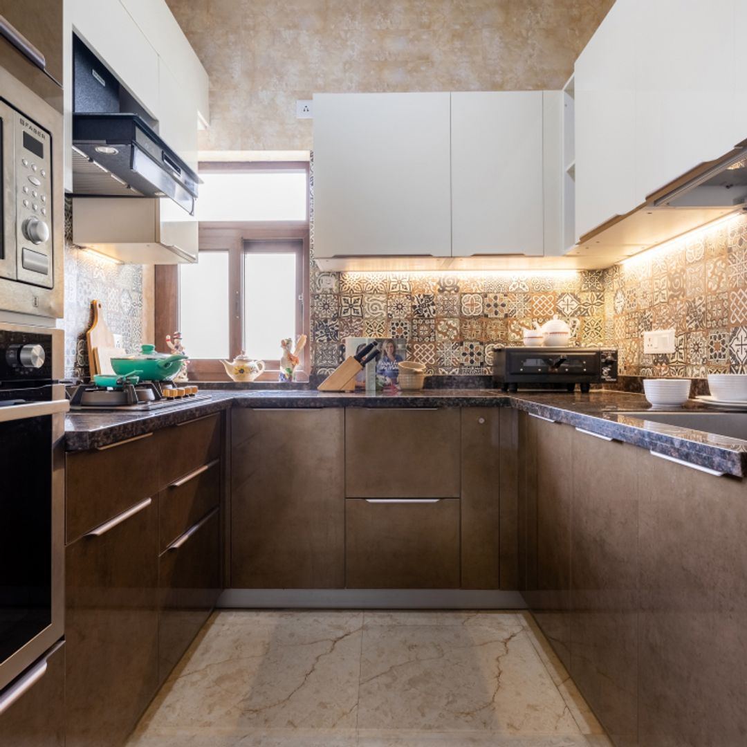 U-Shaped Modular Kitchen Design With Dual-Toned Cabinets And Moroccan ...