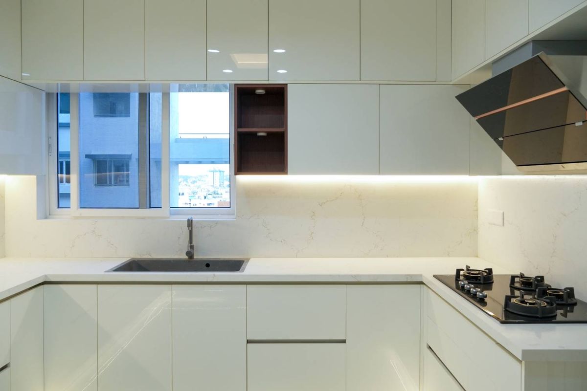 Modern U Shaped Kitchen Design with Quartz Countertop and Cabinets ...
