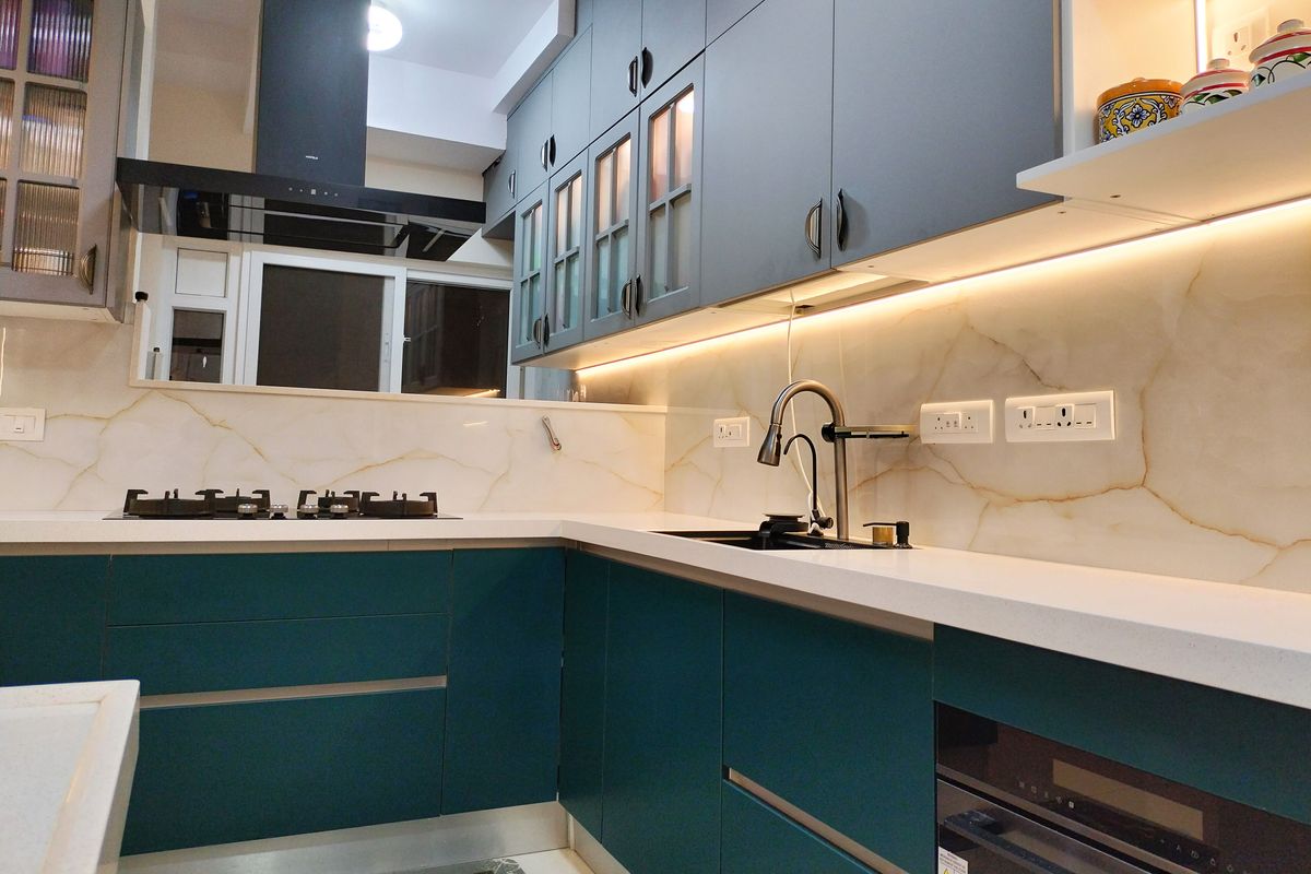 L-Shaped Contemporary Kitchen Design with Membrane in Matte Finish and Quartz Countertop | Livspace