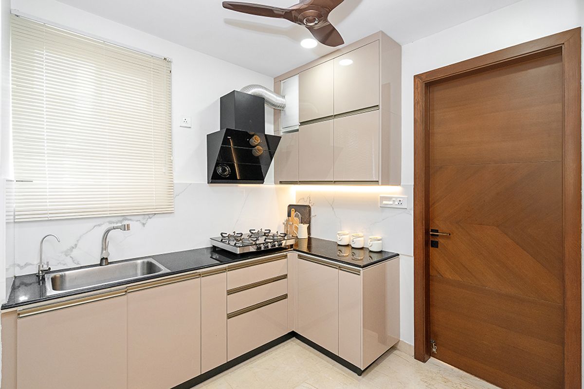 Contemporary L Shape Kitchen Design in Cream High Gloss Finish and Full ...