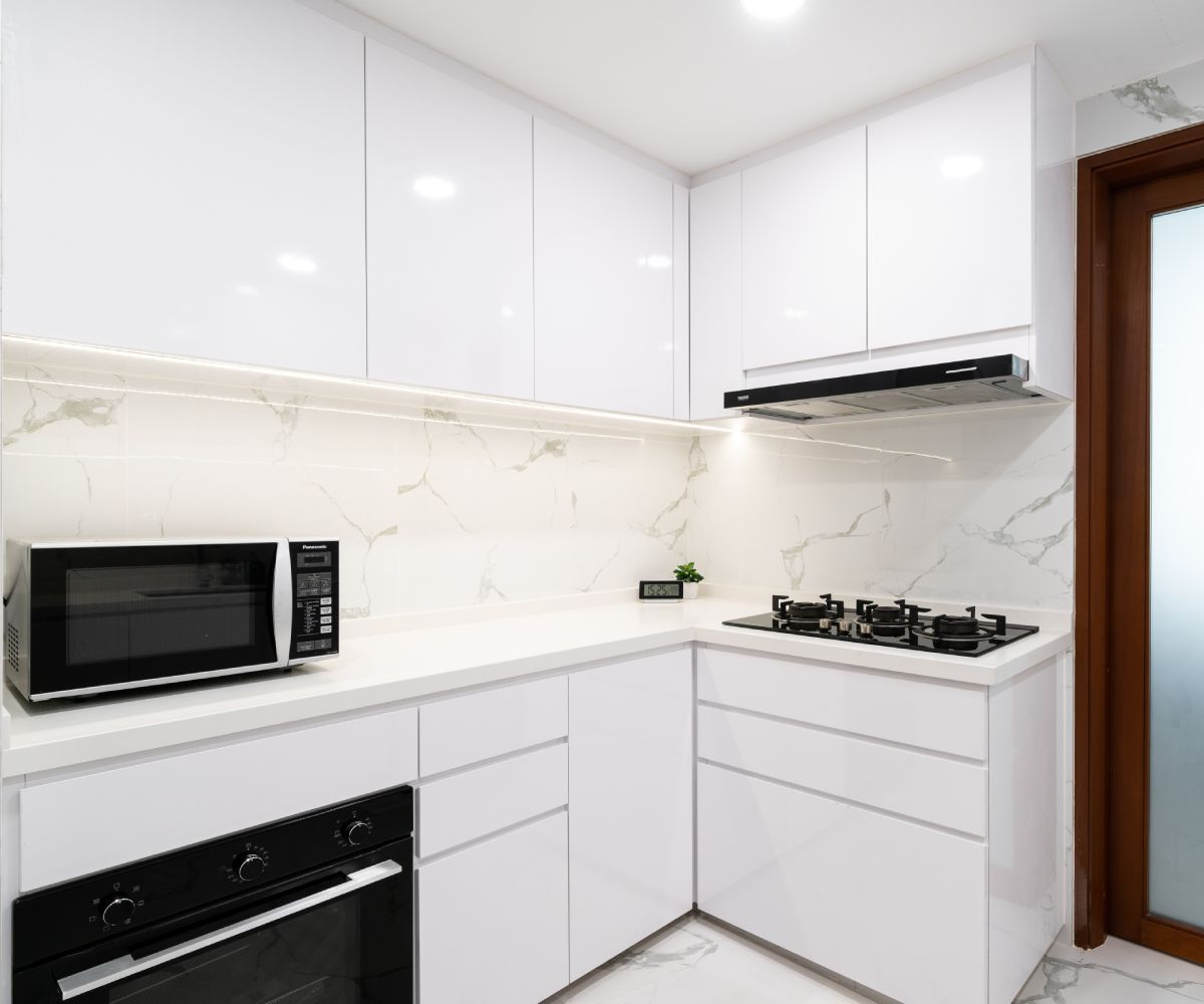 Minimalist Kitchen Tiles Design: Glossy, White, Durable Ceramic | Livspace