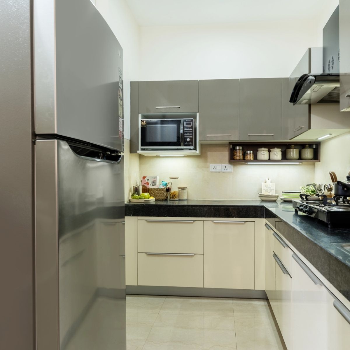 Modular Kitchen Design With Spacious Kitchen Cabinets And Shelves ...