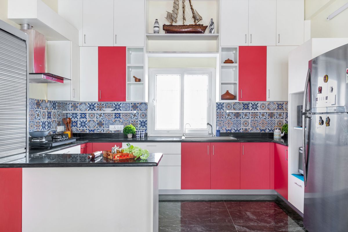 Modern U-Shaped Modular Kitchen Design with Poppy and Frosty White ...