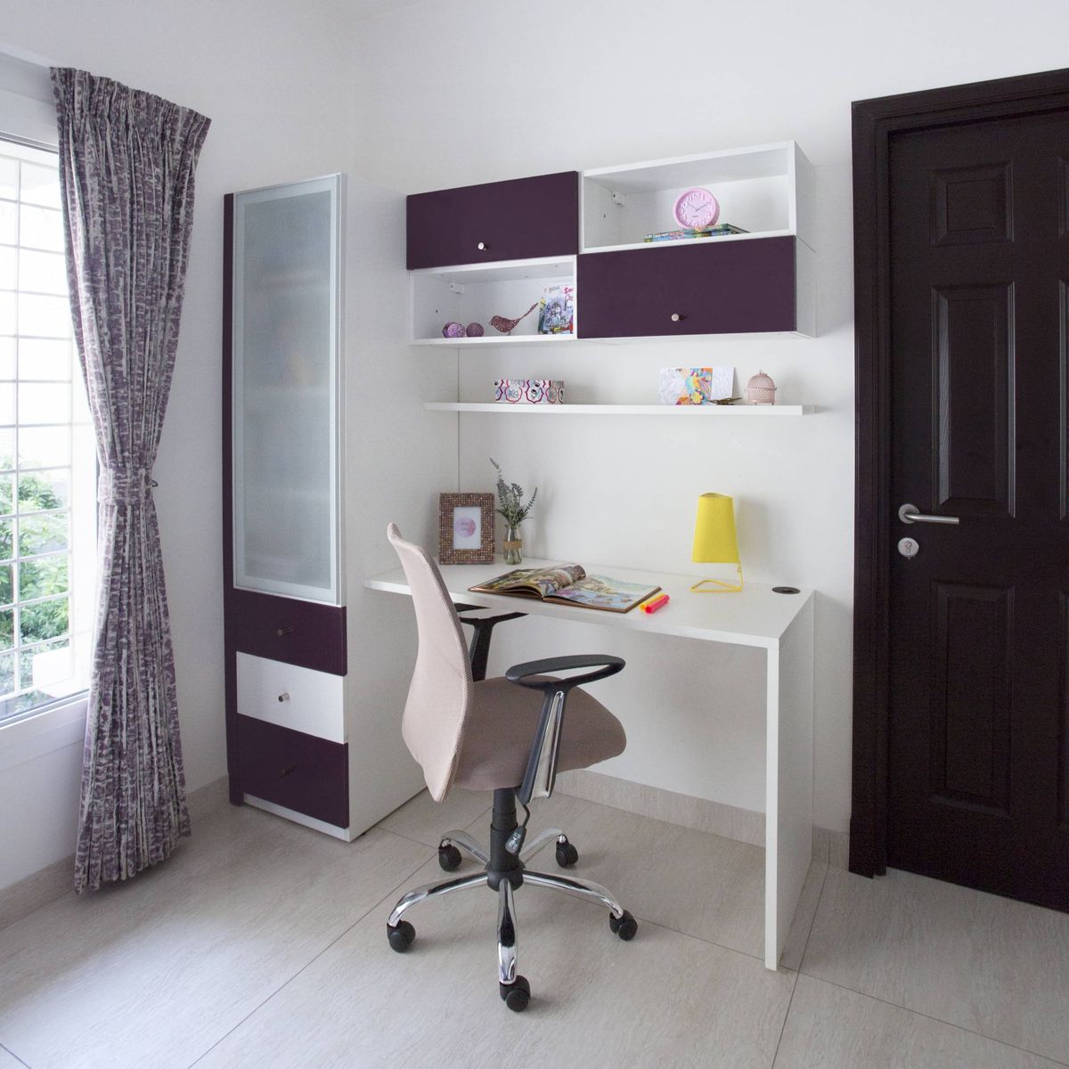 Compact Home Office Design With A White Table | Livspace