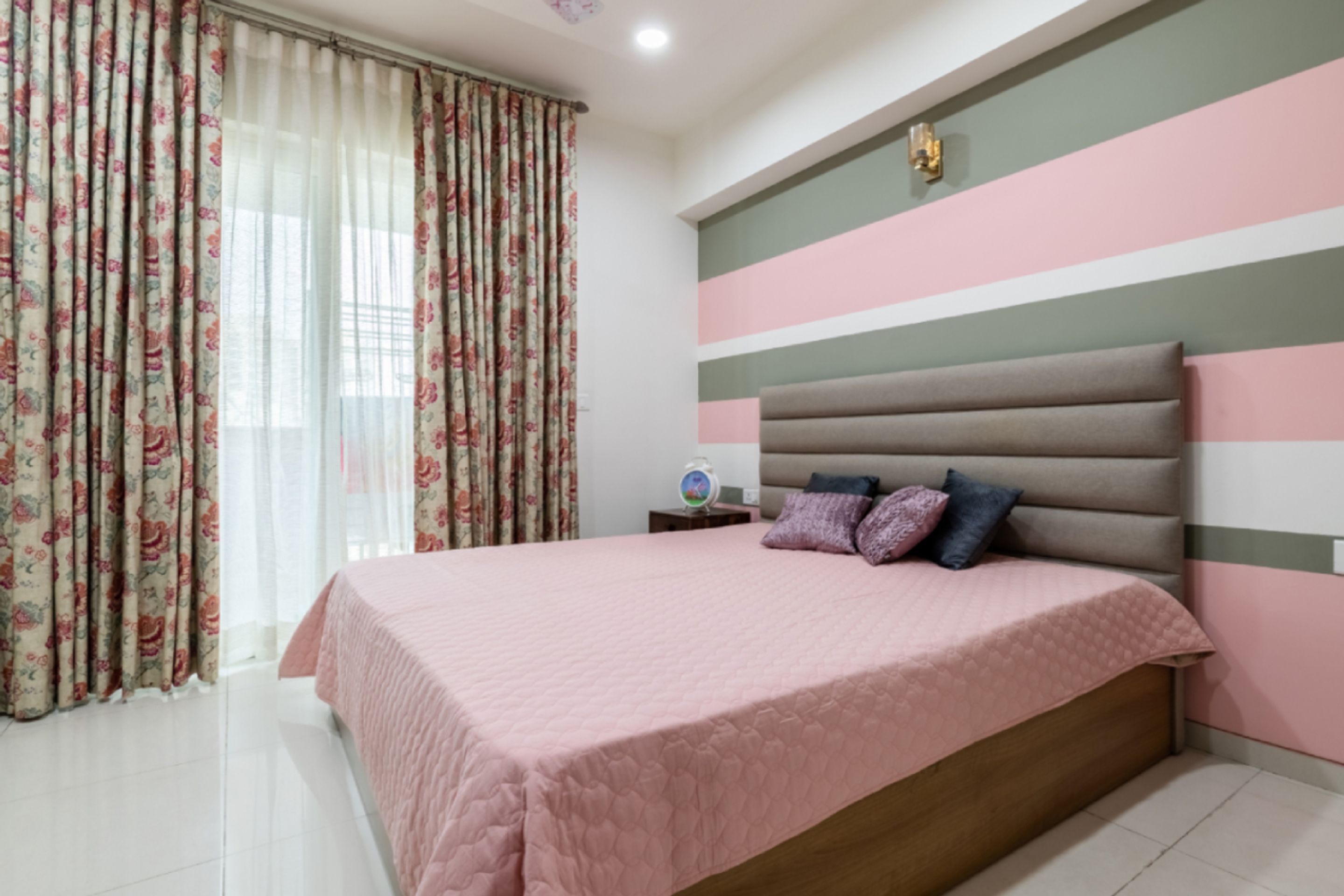 Compact Kids Room Design For Girls With Striped Wallpaper 11x11 Ft Compact Kids Room Design For Girls With Striped Wallpaper 11x11 Ft