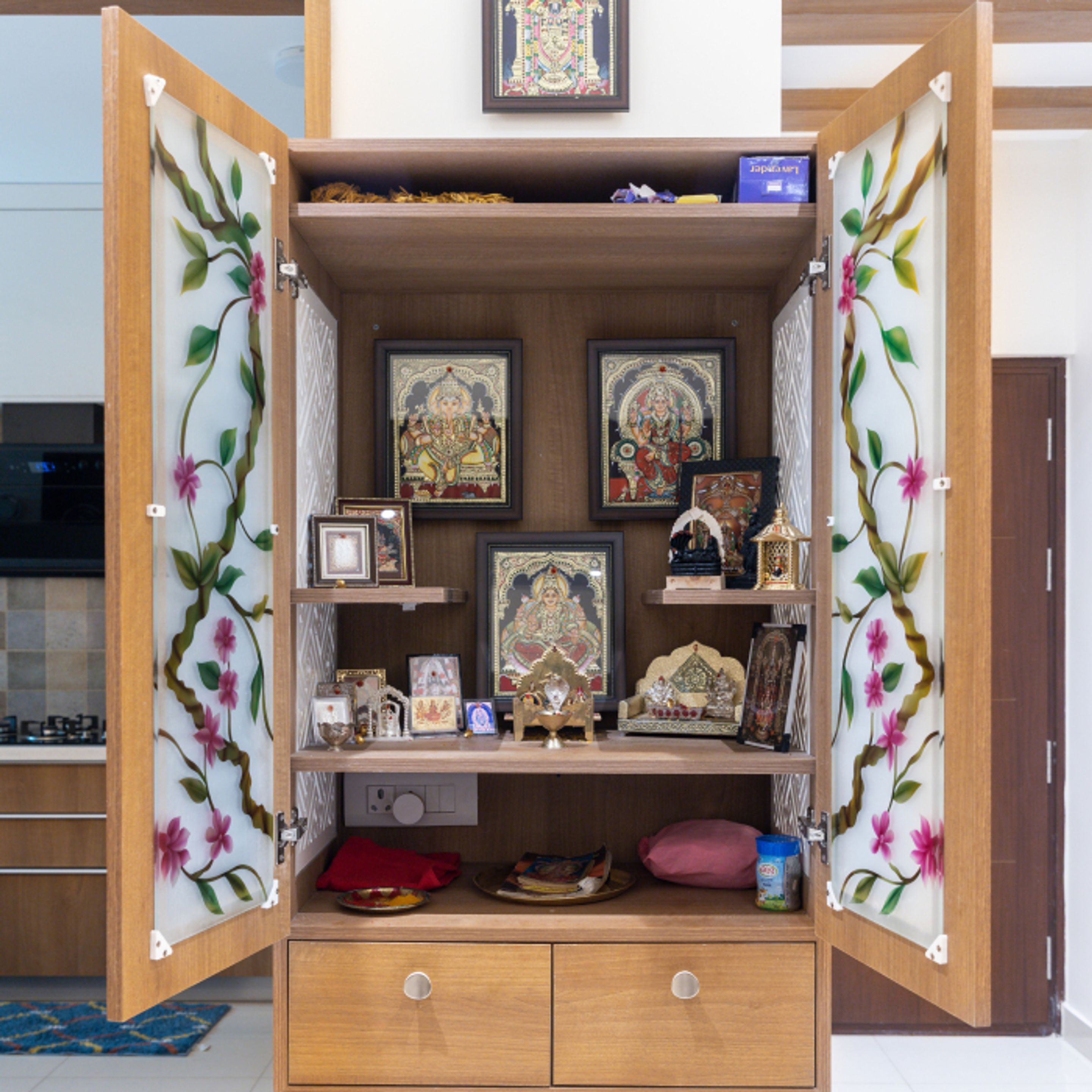 Compact Pooja Unit Design With Floral Glass Door | Livspace