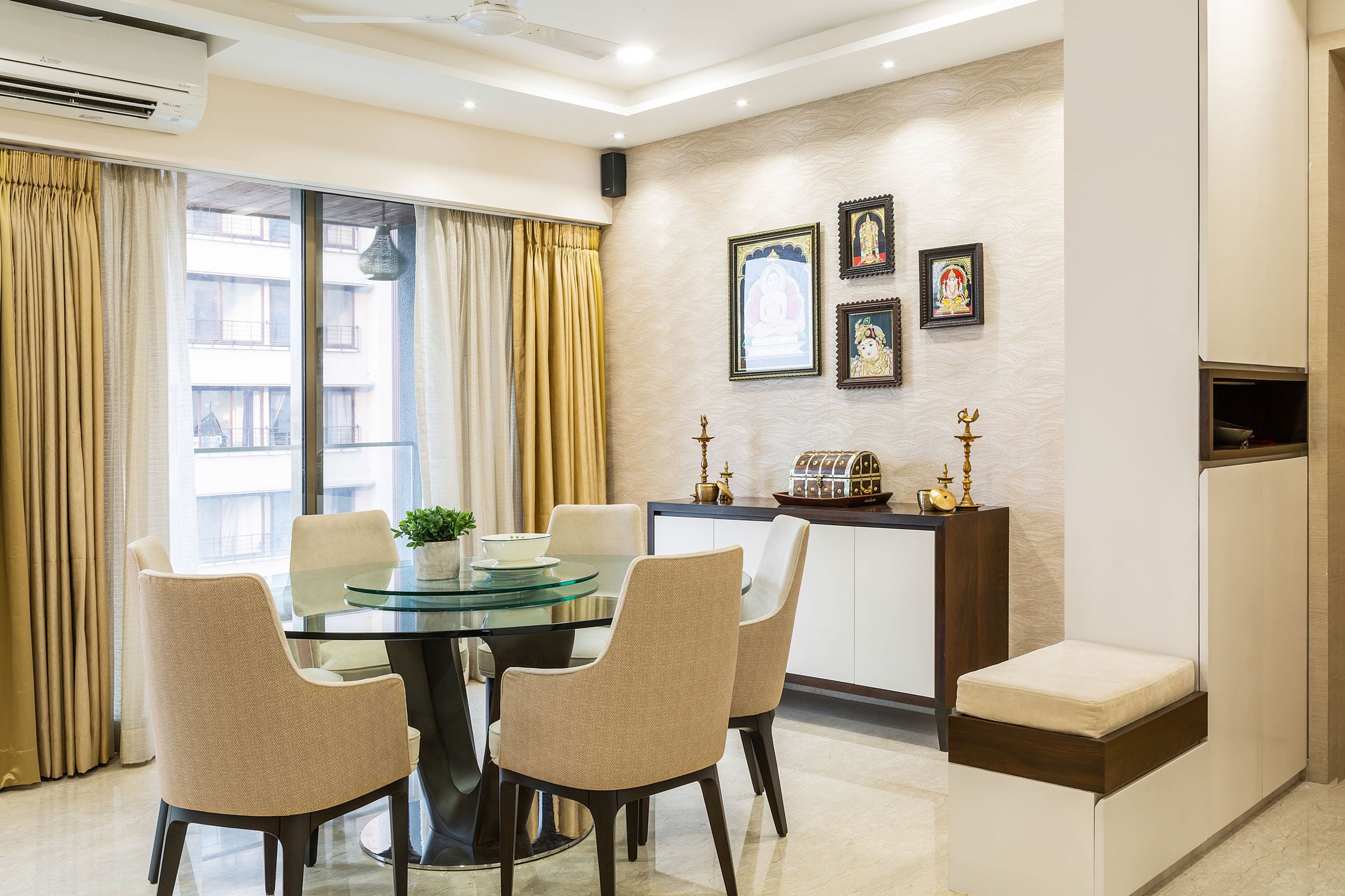 Transitional Dining Room Design with 6-Seater Dining Table and Beige ...