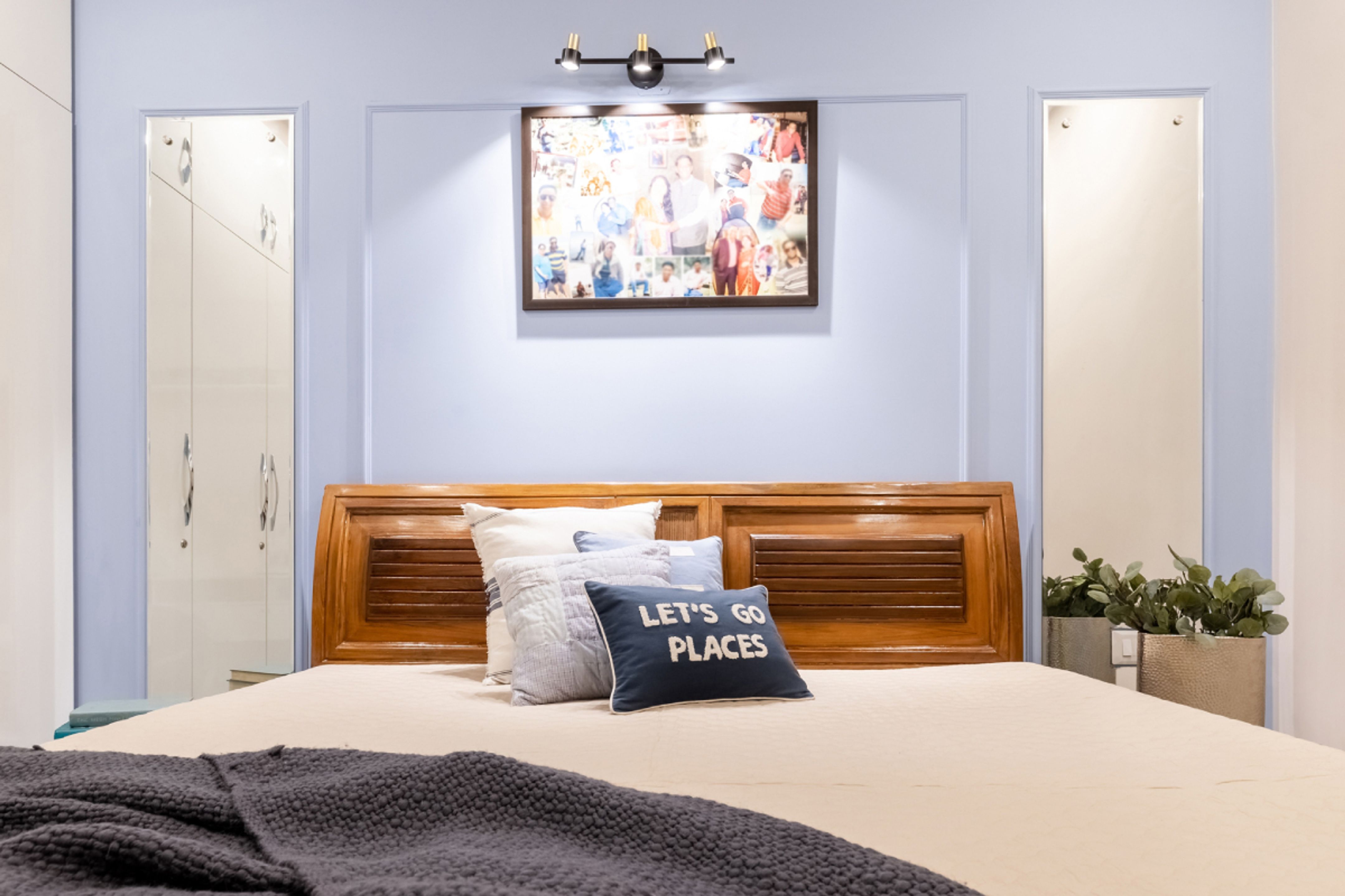 Blue Bedroom Wall Paint With Wall Sconce | Livspace