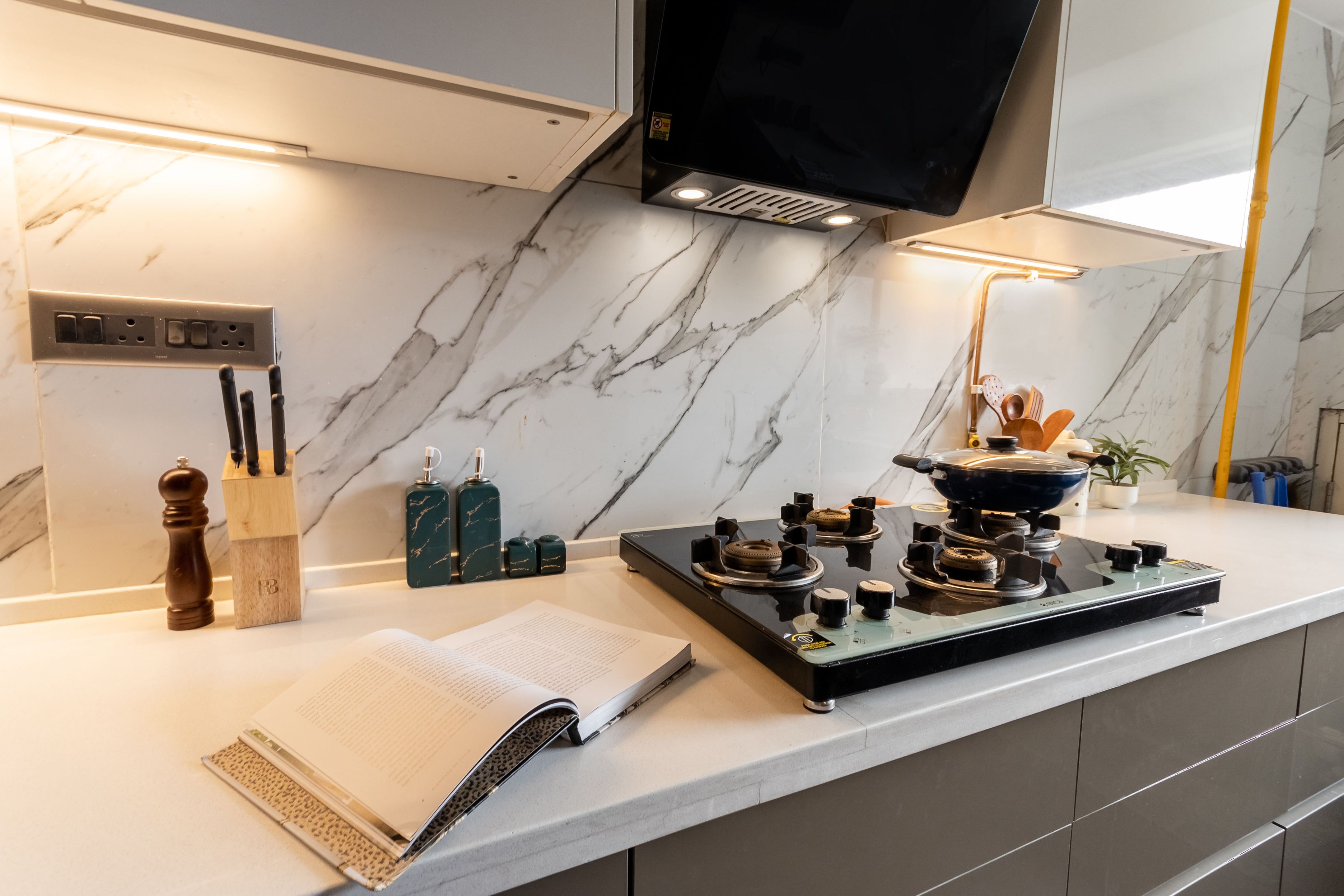 Contemporary White Marble Kithen Tile Design | Livspace