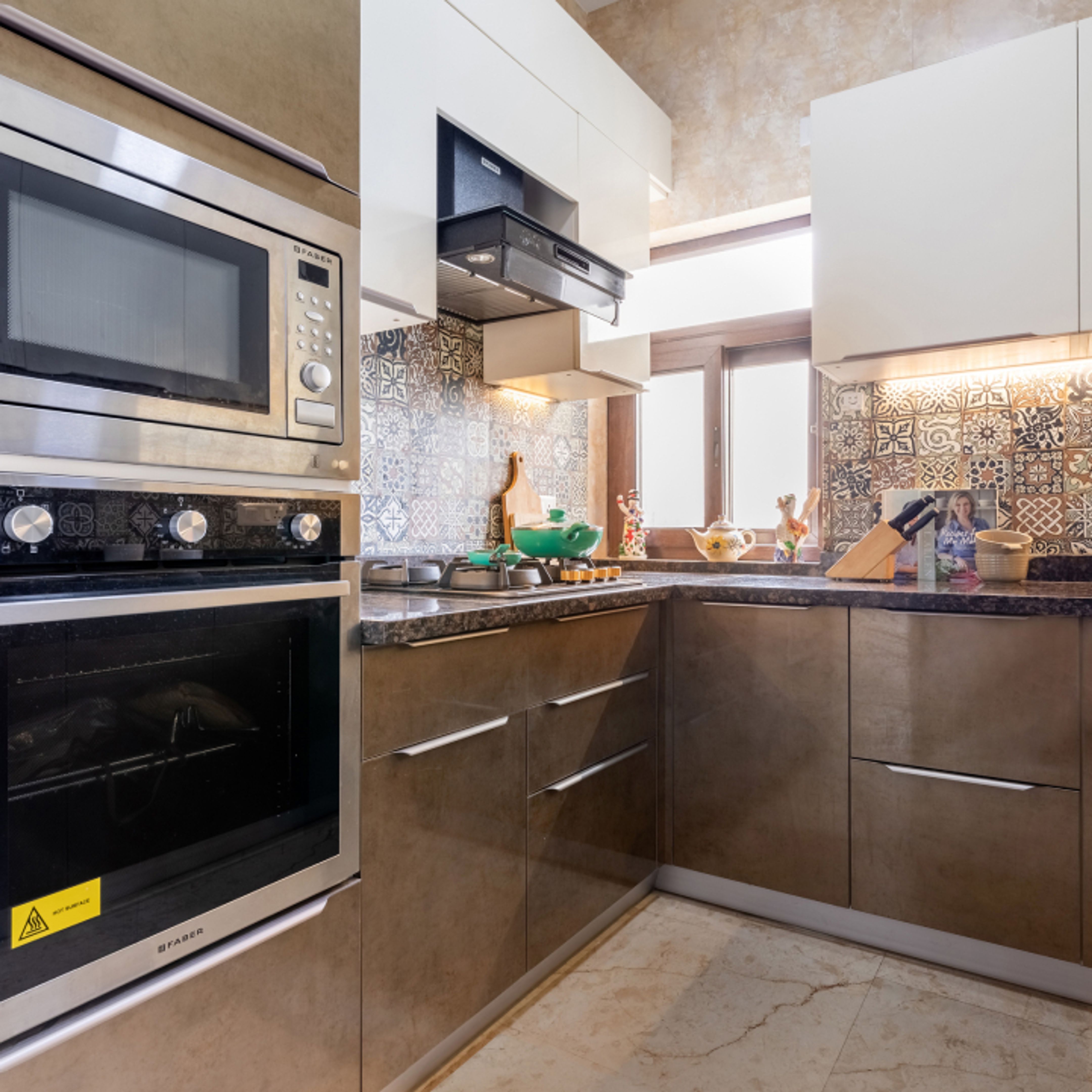 U-Shaped Modular Kitchen Design With Dual-Toned Cabinets And Moroccan ...