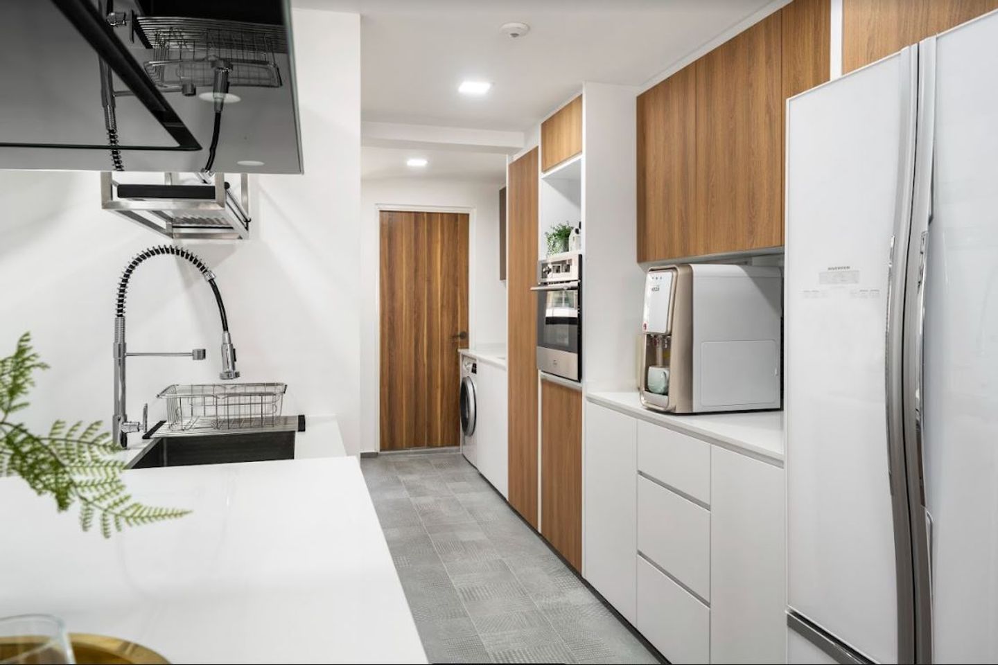 Spacious Kitchen Design With Breakfast Counter | Livspace