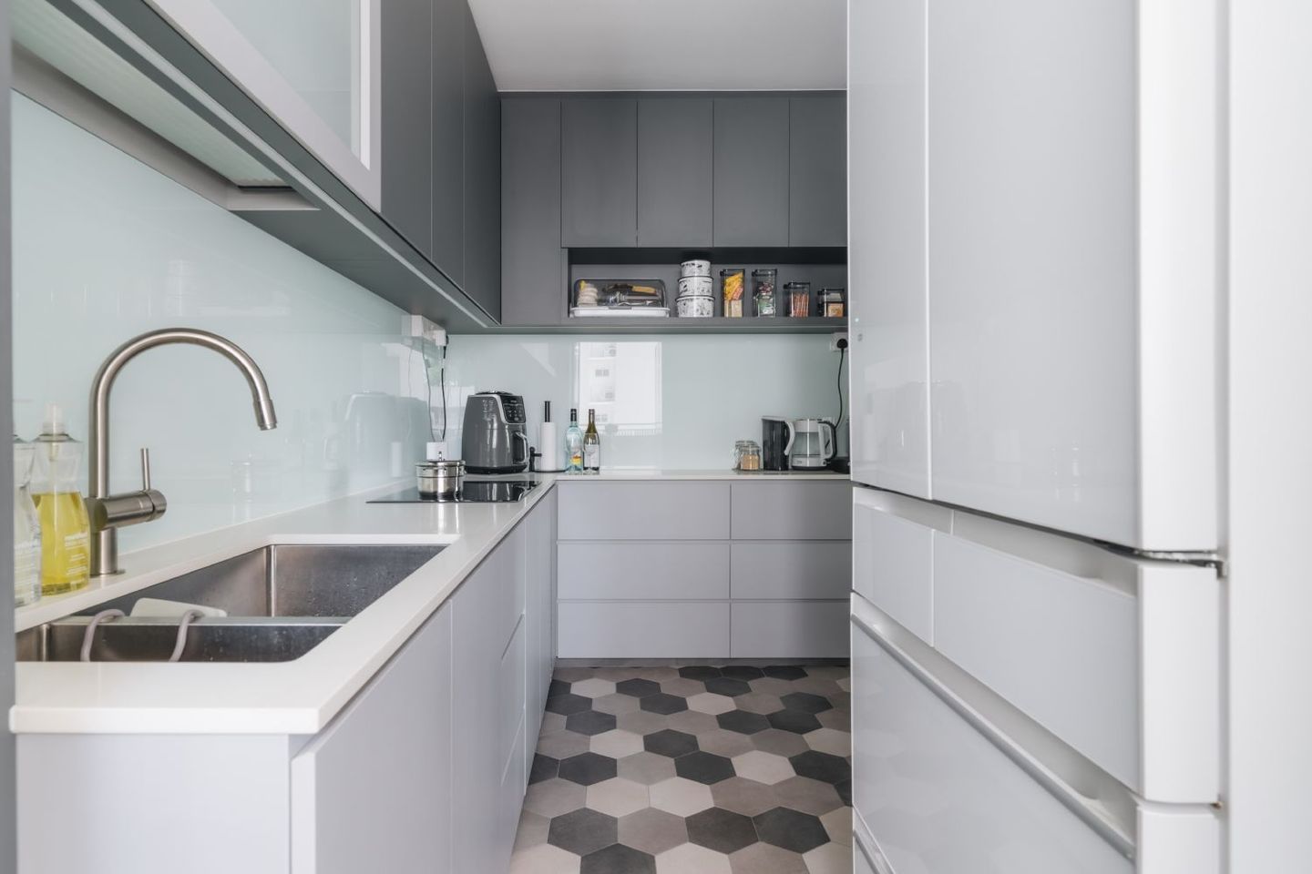 Grey L-Shaped Modern Kitchen Design With Light Blue Glossy Backsplash ...