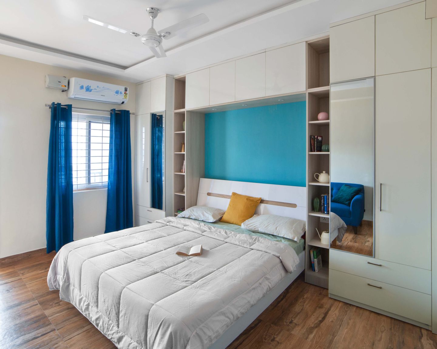 Space-Saving Master Bedroom Design With White And Blue Murphy Bed And ...