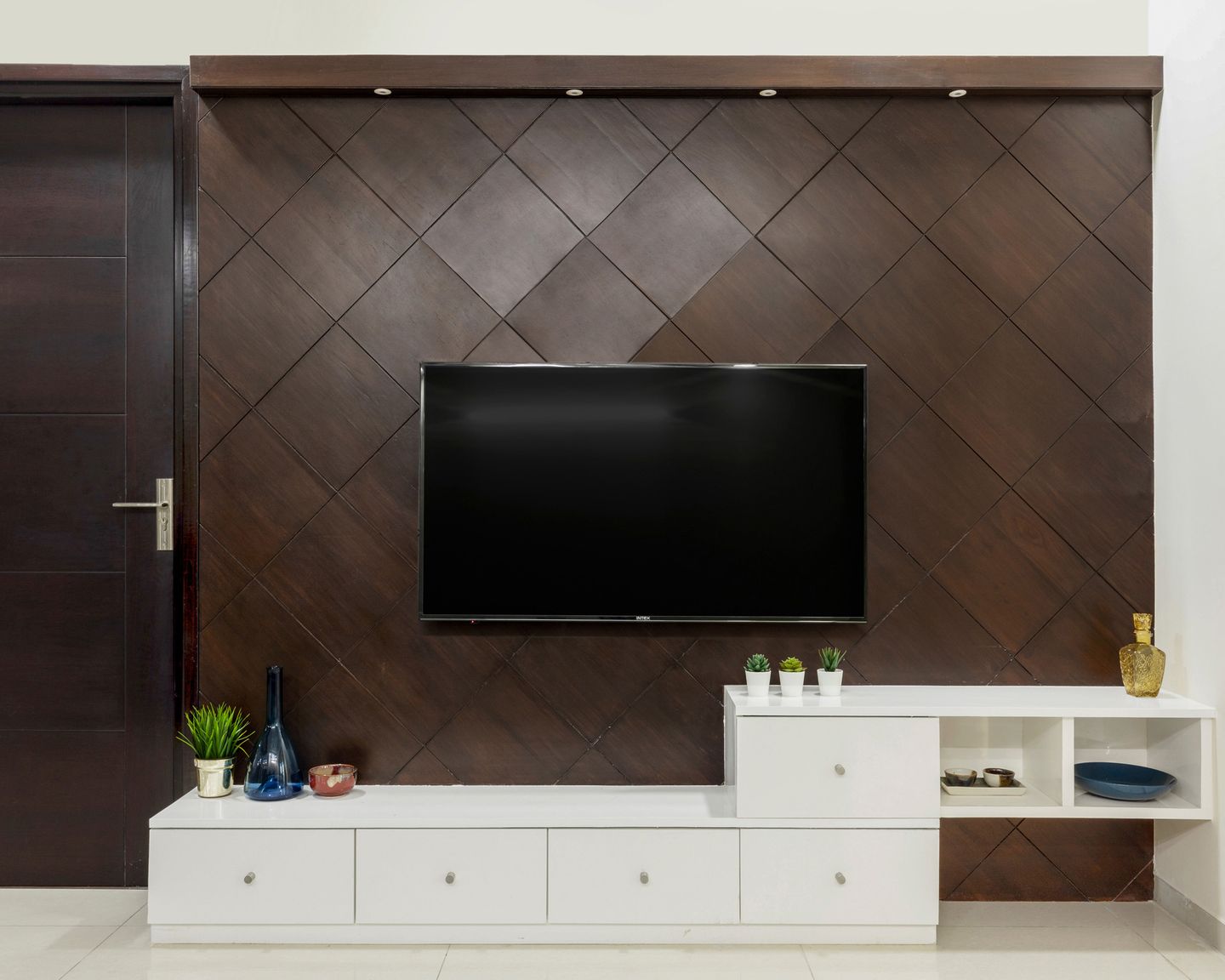 Floor-Mounted Modern Wooden TV Unit Design With White Stepped Storage ...