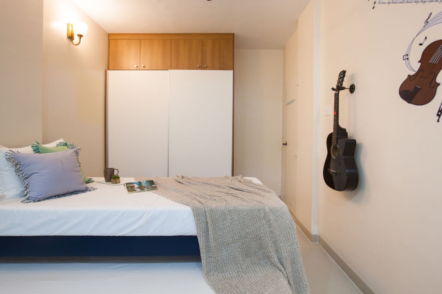 Spacious Kids' Bedroom Design With A Study Unit | Livspace