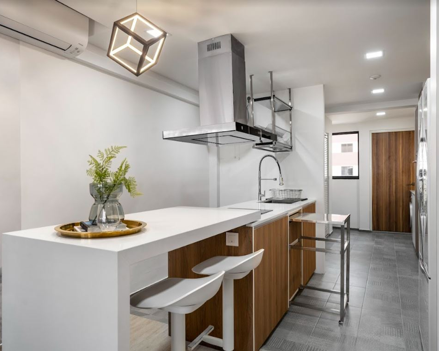 Spacious Kitchen Design With Breakfast Counter | Livspace