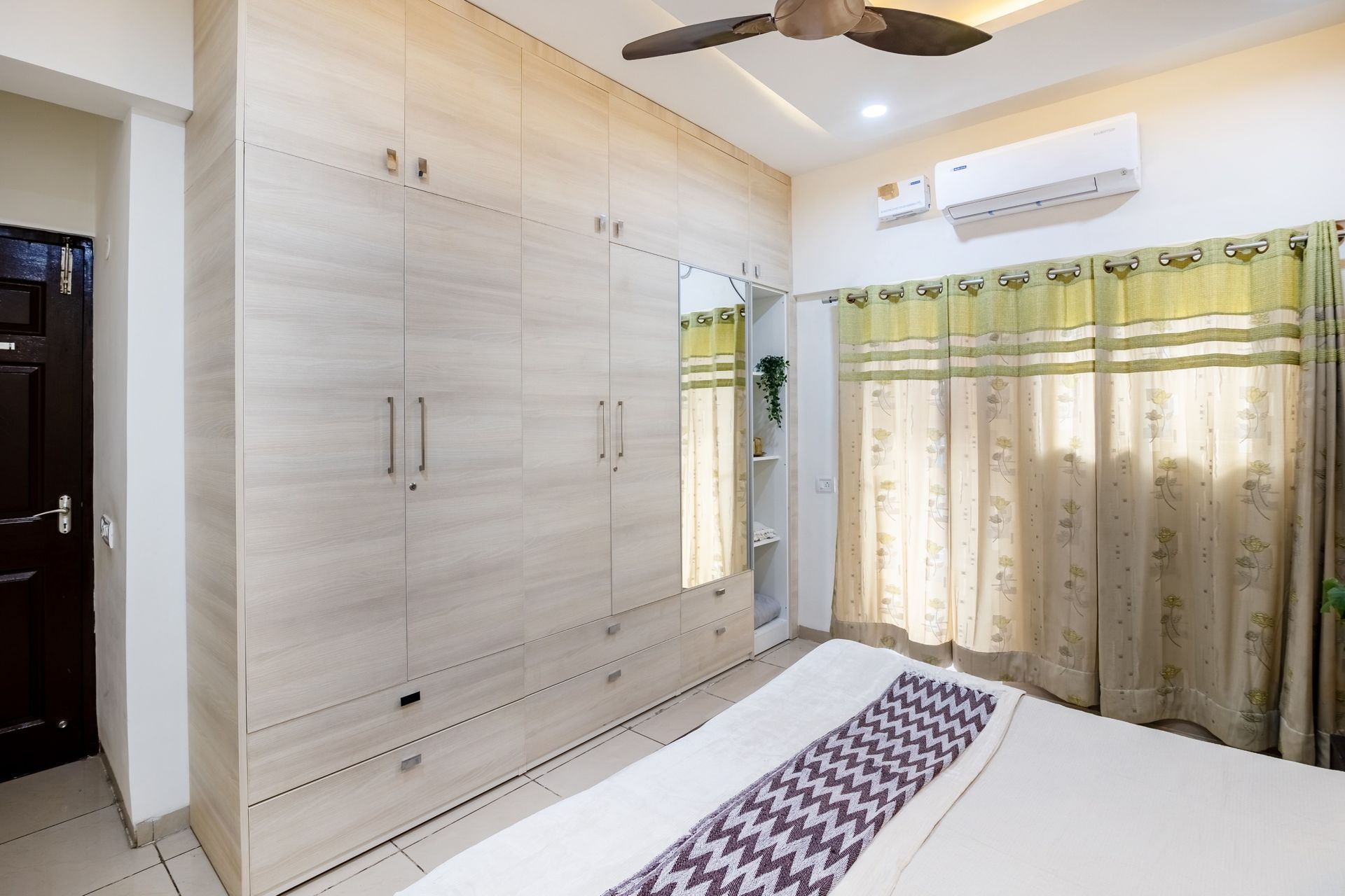 Upgrade Your Room with a U-Shaped False Ceiling and Warm Lighting ...