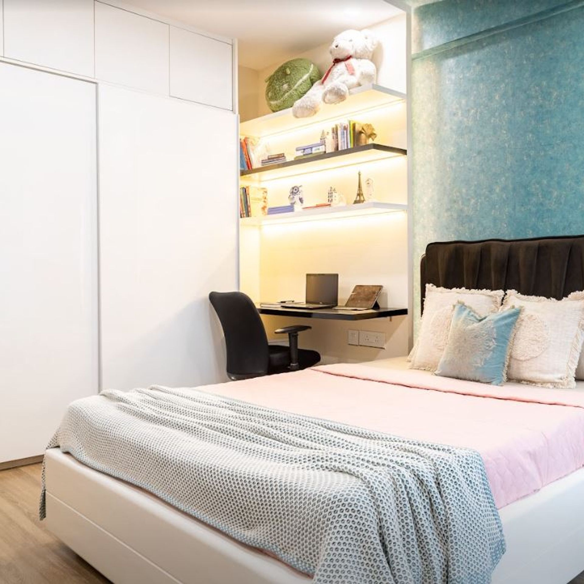 Compact Kids Rom Design With Pink And Blue Interiors - 10x10 Ft | Livspace