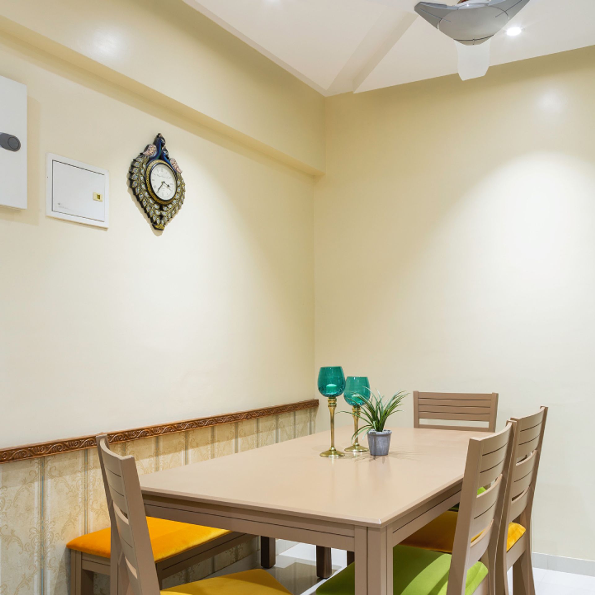 Light Cream Wall Paint With A Beeding Design | Livspace