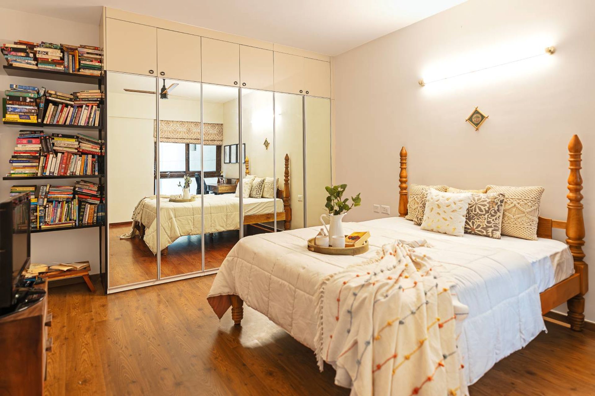 Modern Master Bedroom Design with Wall Lights, Four-Poster King Bed and ...