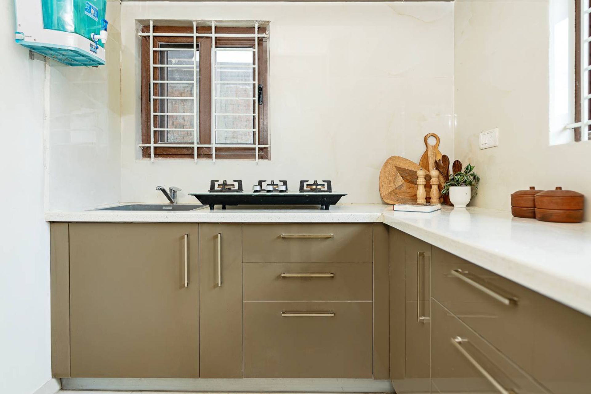Light Biege Contemporary L-Shaped Kitchen Design with Quartz ...