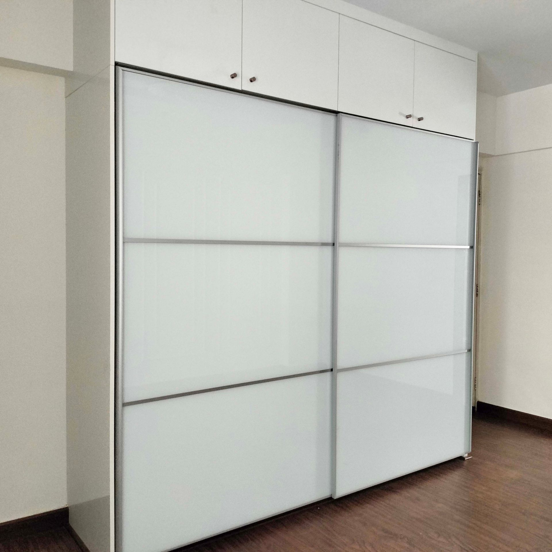 2-Door Minimal Sliding Wardrobe Design with Handle-Free Panels and ...