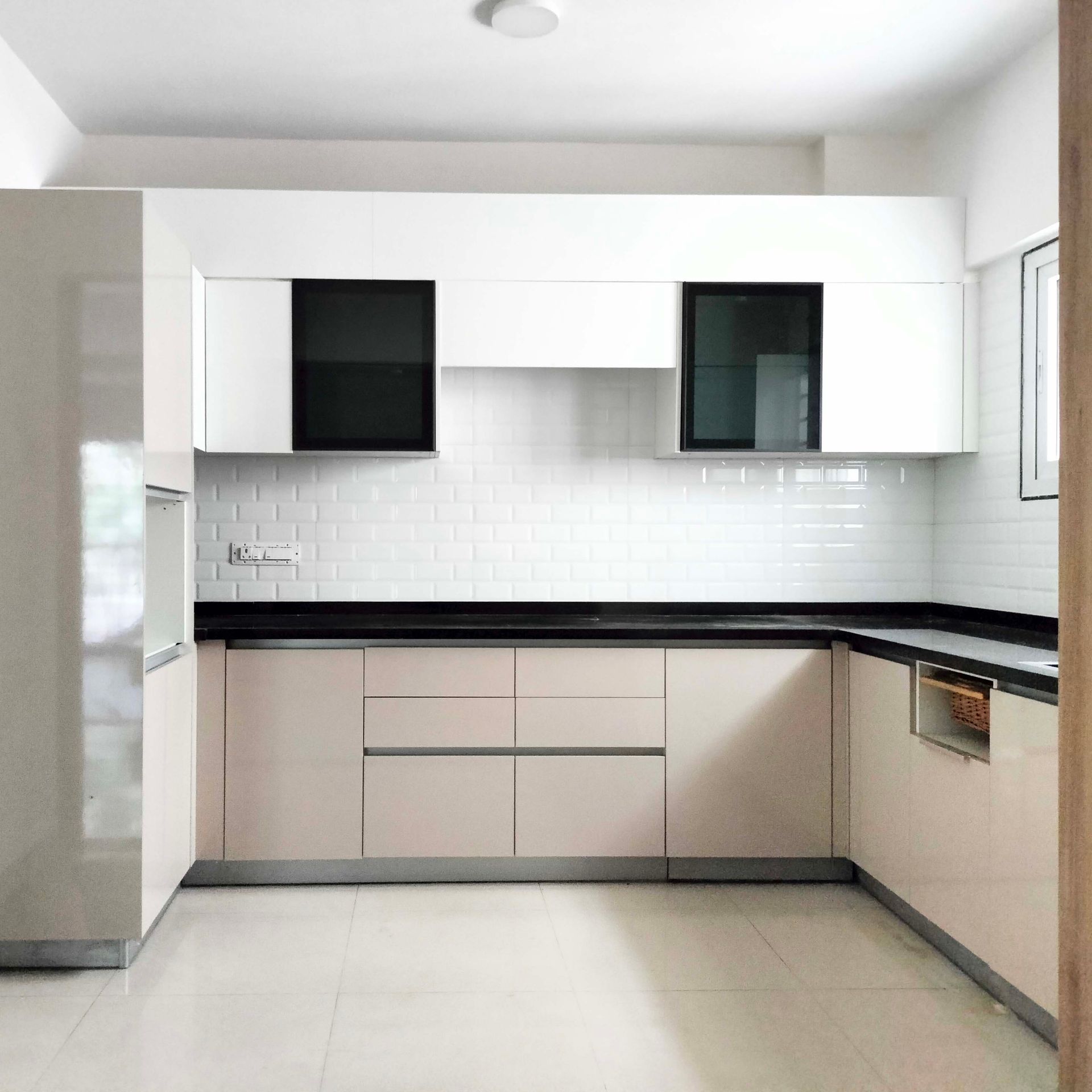 U-Shaped Modern Kitchen Design with Black Granite Countertop and Soft ...