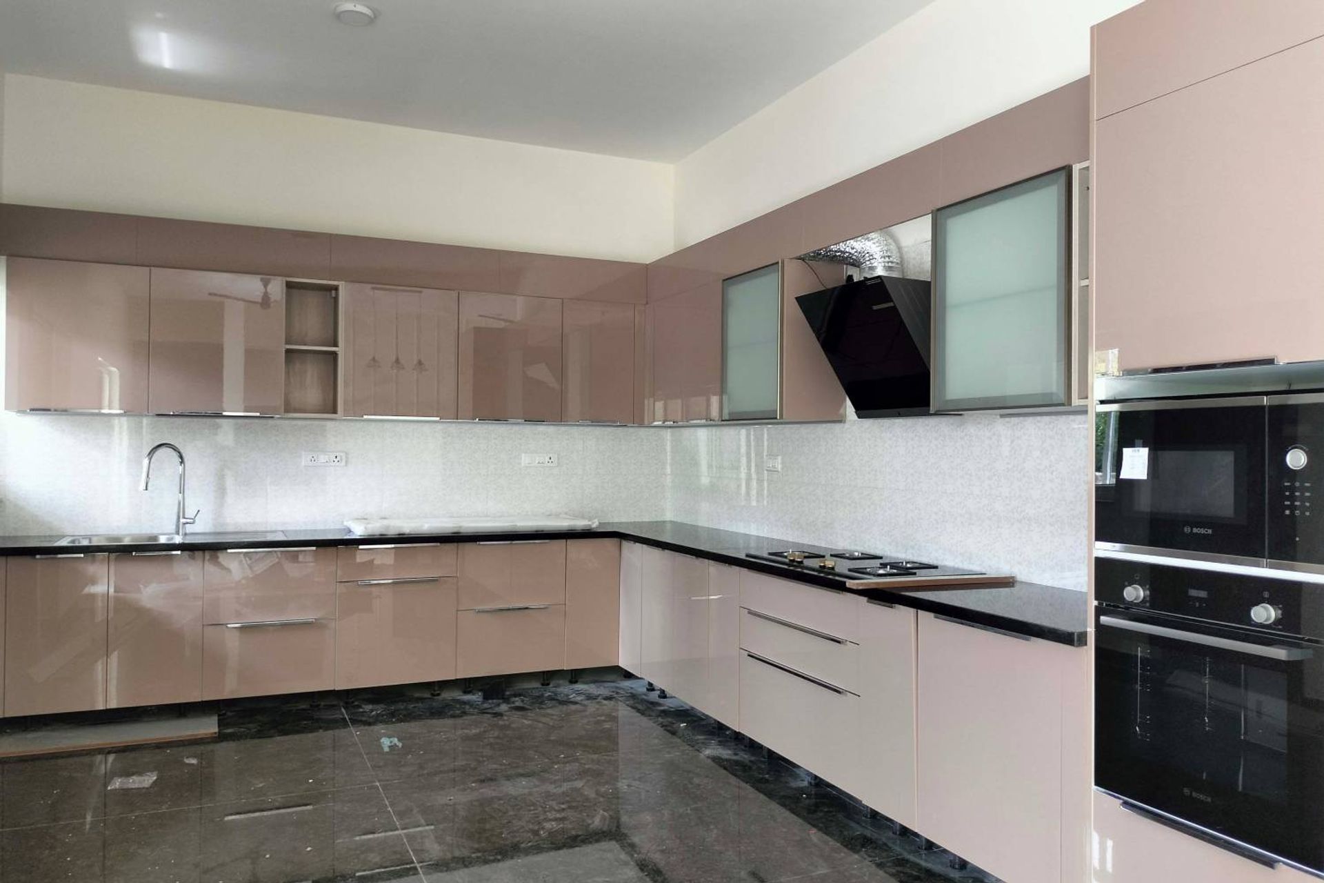 Handleless Modern L-Shaped Kitchen Design with Glossy Cabinets and ...