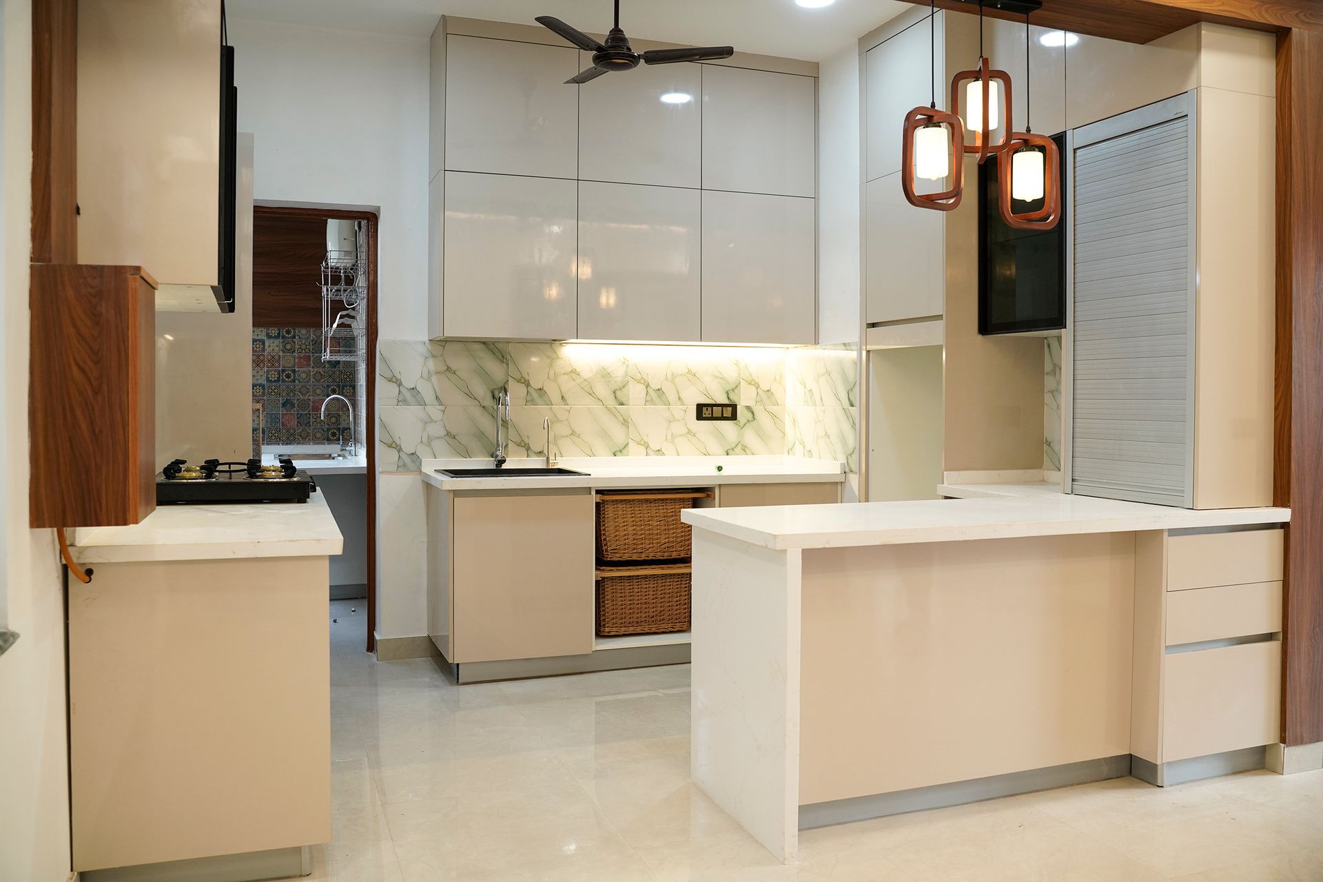 L-Shaped Modern Kitchen Design with Quartz Island Counter in High Gloss ...