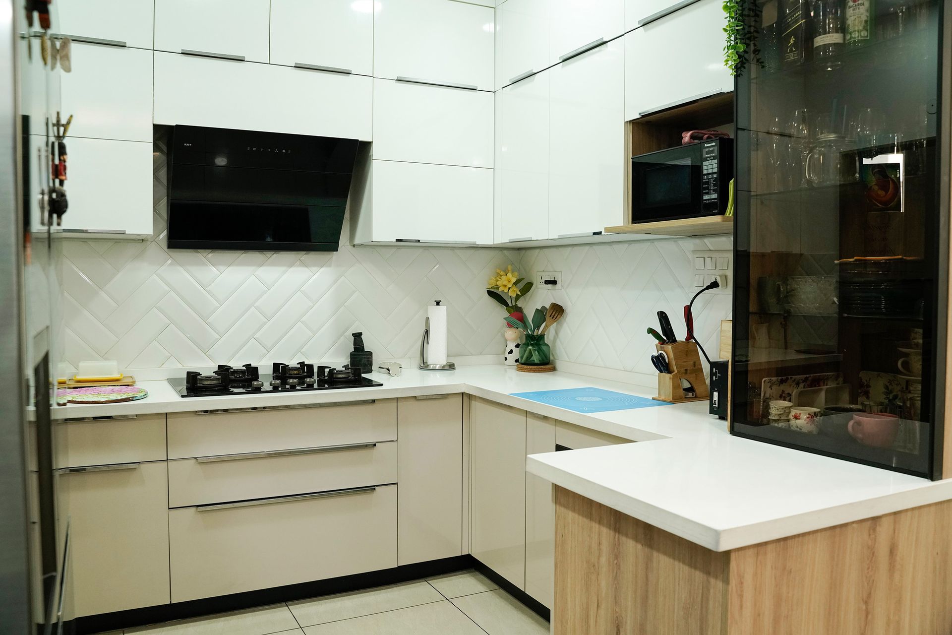 U-Shaped Modern Kitchen Design with Champagne and White Cabinets and ...