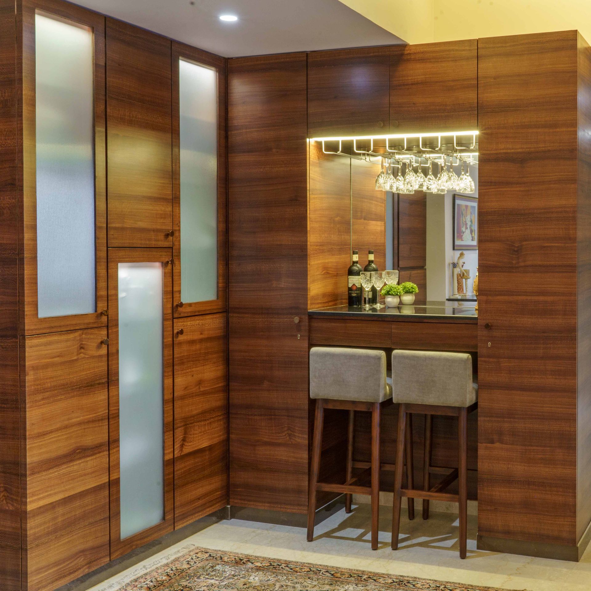 4-BHK Flat In Mumbai With L-Shaped Wooden Bar Unit | Livspace