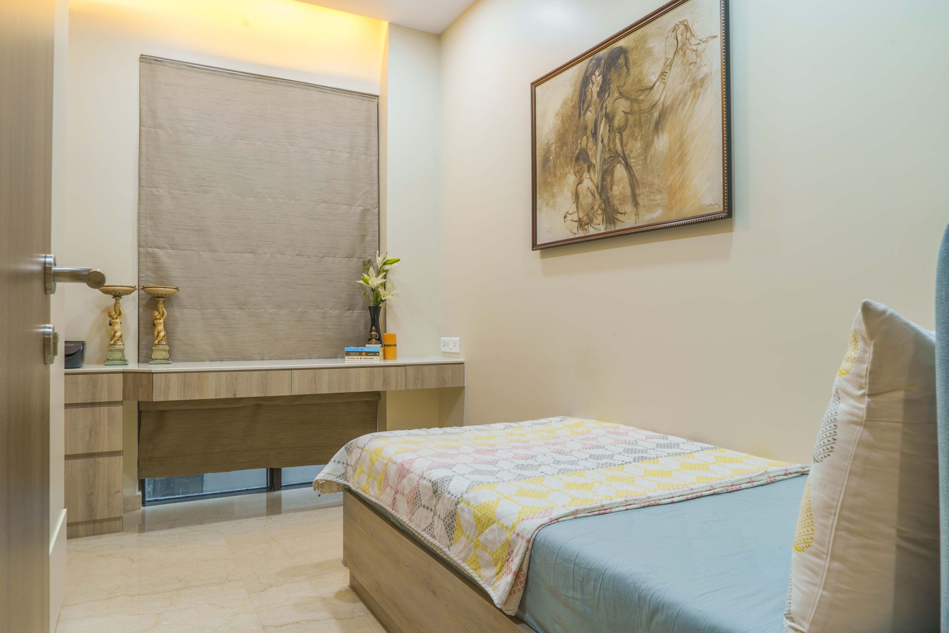 4-BHK Flat In Mumbai With L-Shaped Wooden Bar Unit | Livspace