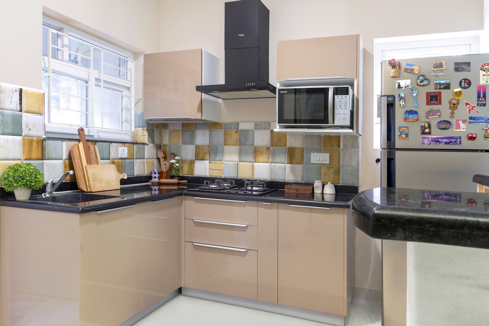 Modern L-Shape Modular Kitchen Design with Light Beige Cabinets - 7x5 ...