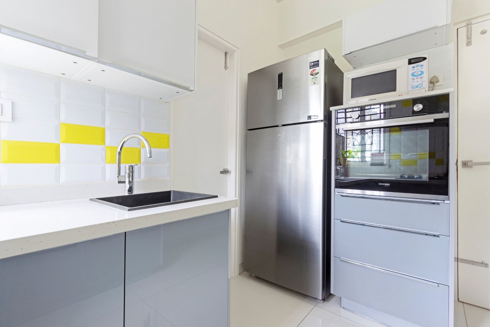 Silver Frost And White Modular U Shaped Kitchen Design | Livspace