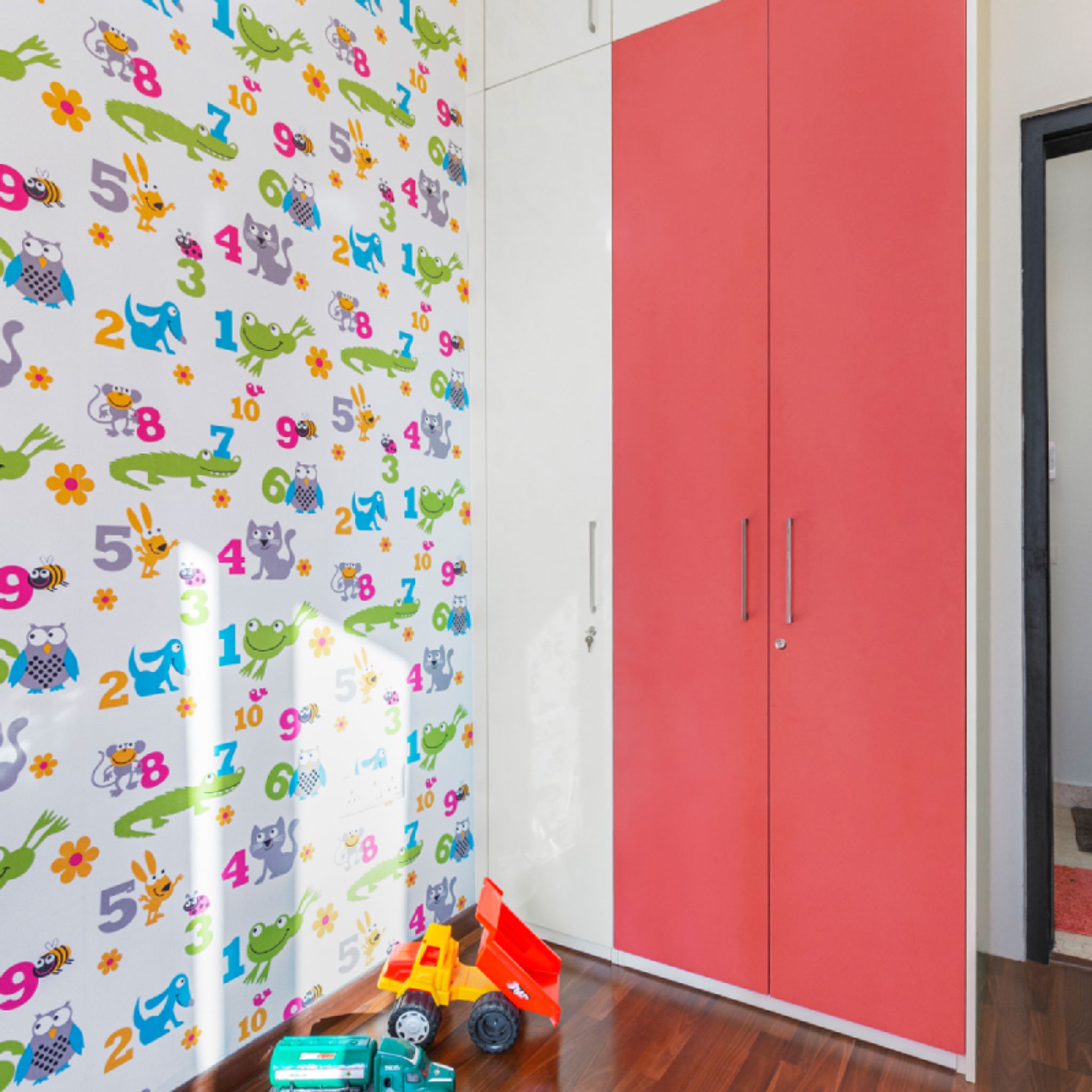 Spacious Multicoloured Kids Room Design With Animal Motif Wallpaper ...