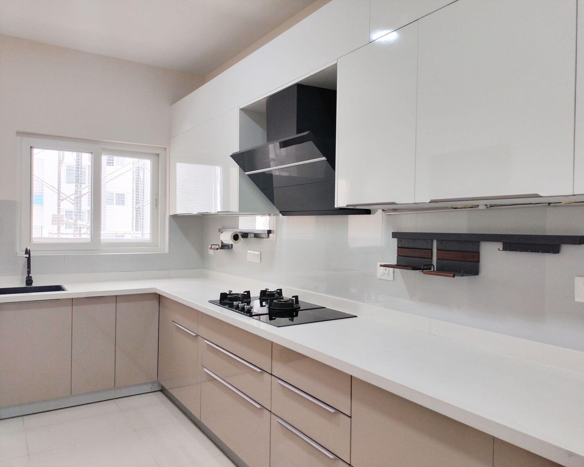 Contemporary L-Shaped Kitchen Design with White Marble Countertop and ...