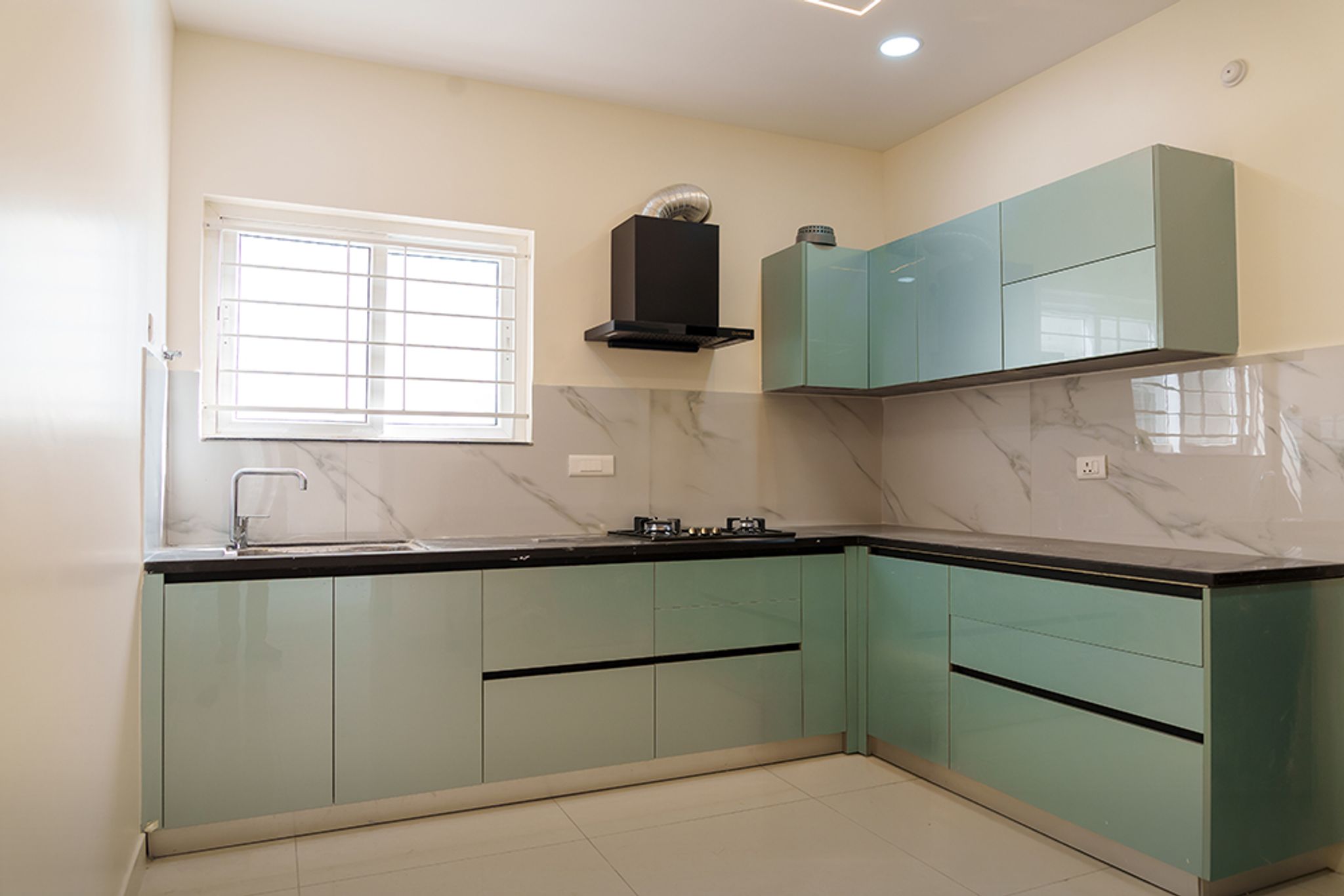 Minimal L Shape Kitchen Design with Two-Tone Cabinets and High Gloss ...