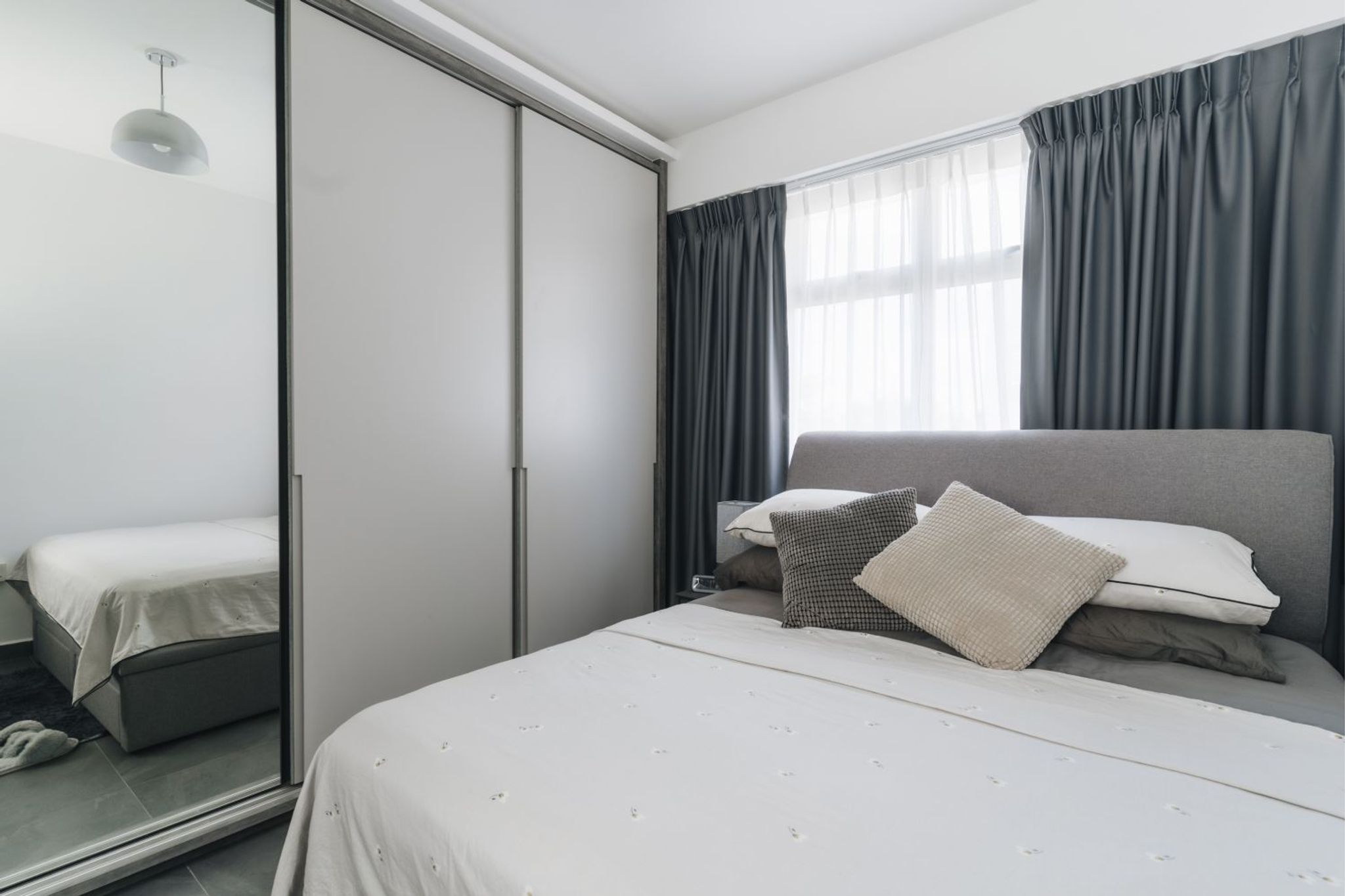 Sliding Grey Modern 3-Door Wardrobe Design With Mirror Shutter