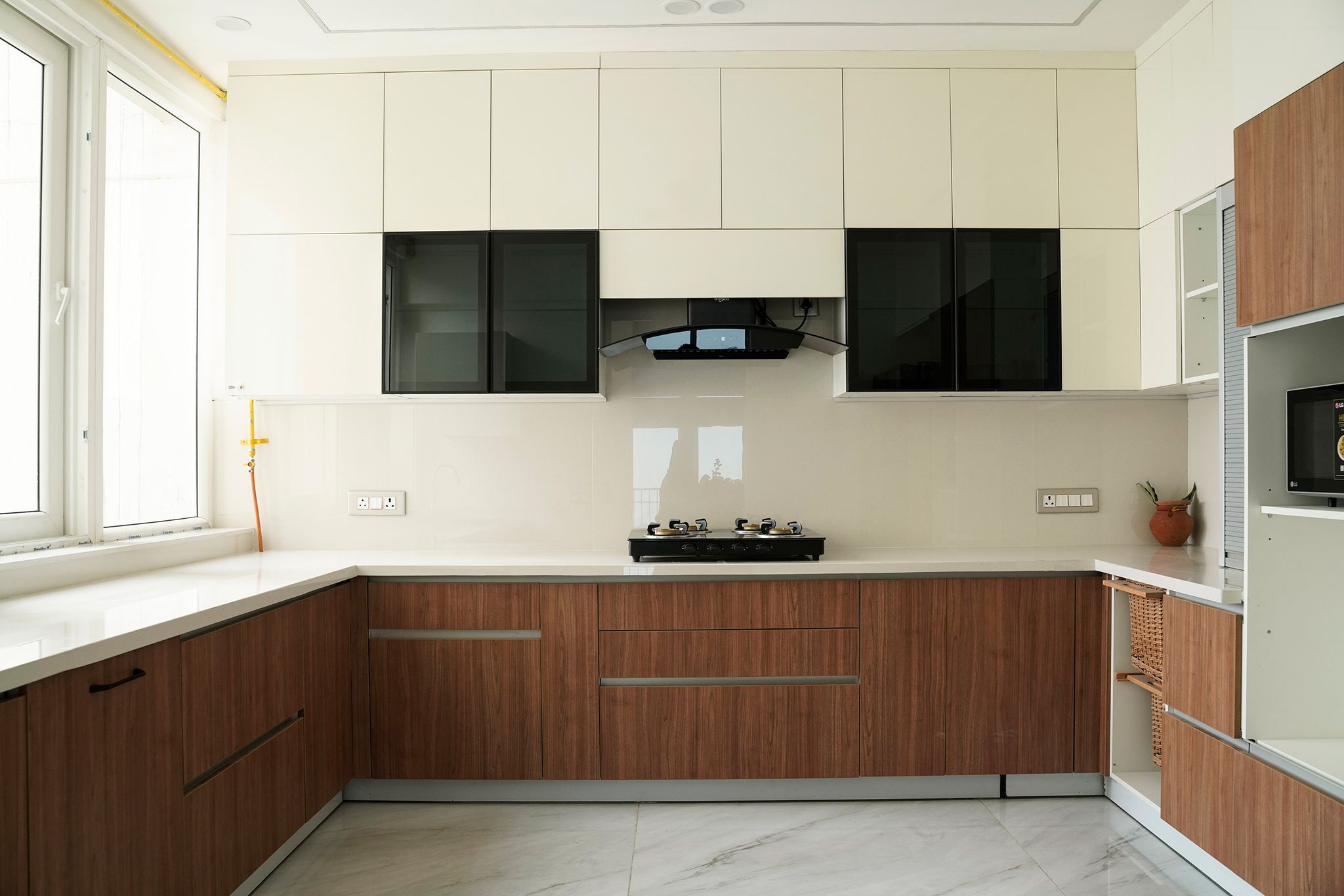 Suede Finish Contemporary U-Shaped Kitchen Design with Quartz ...