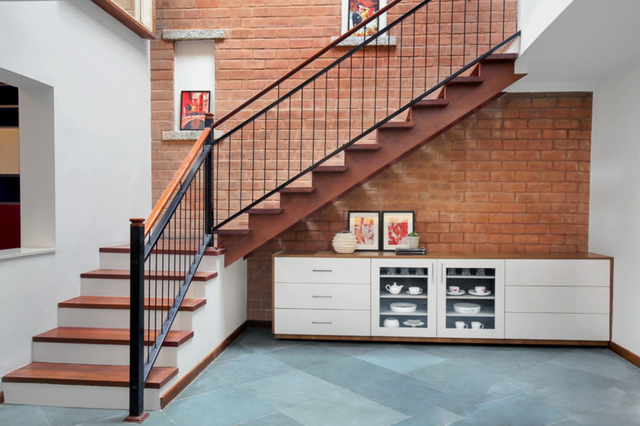 Beautifully Crafted Indian Traditional L-Shaped Staircase Design in ...