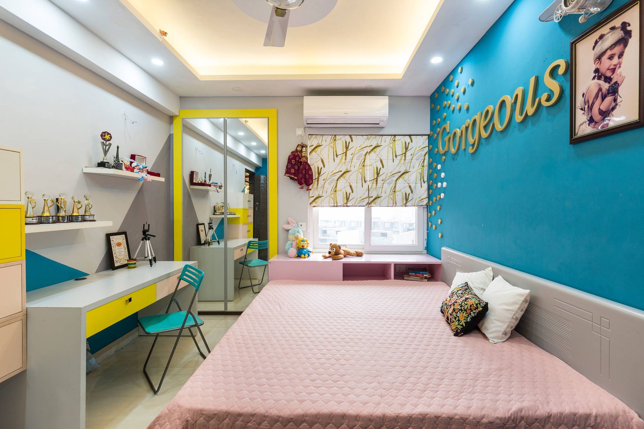 Compact Kid's Room Design With Ambient Ceiling Design | Livspace