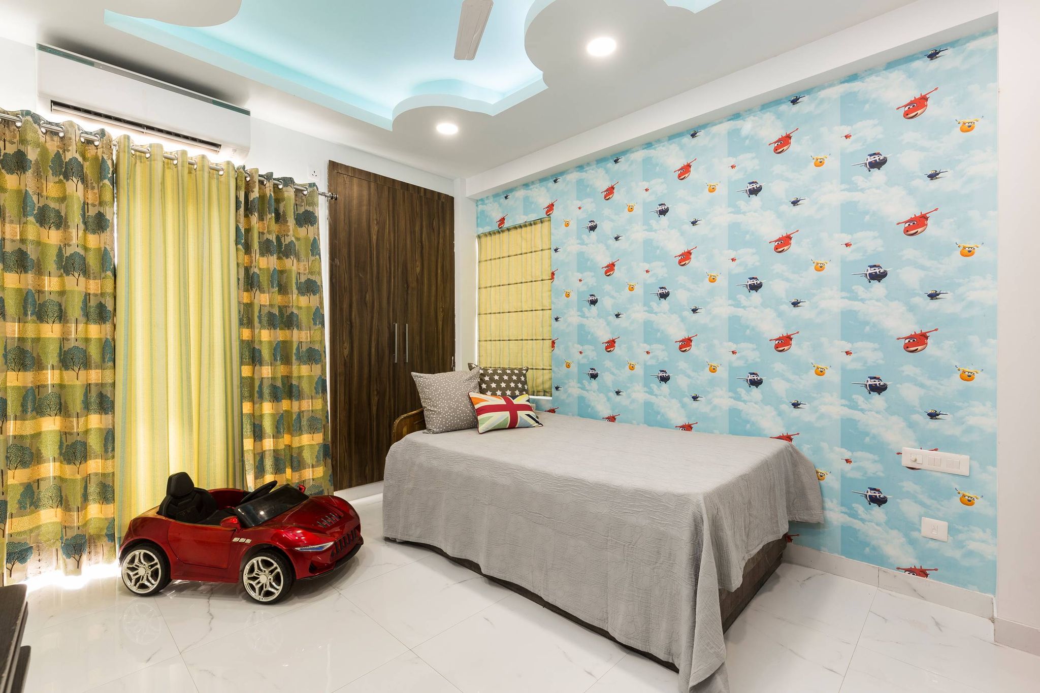 Compact Kid's Bedroom Design With A Simple Daybed And Ambient Lighting ...