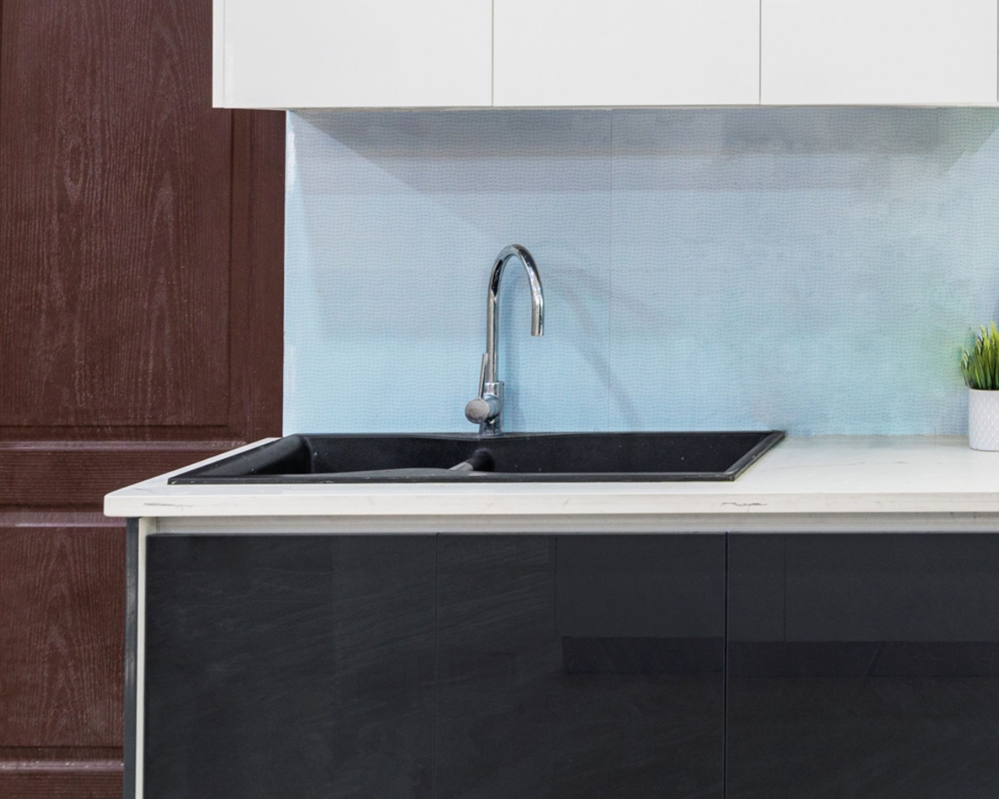 Black Quartz Basin Wash With White Countertop | Livspace